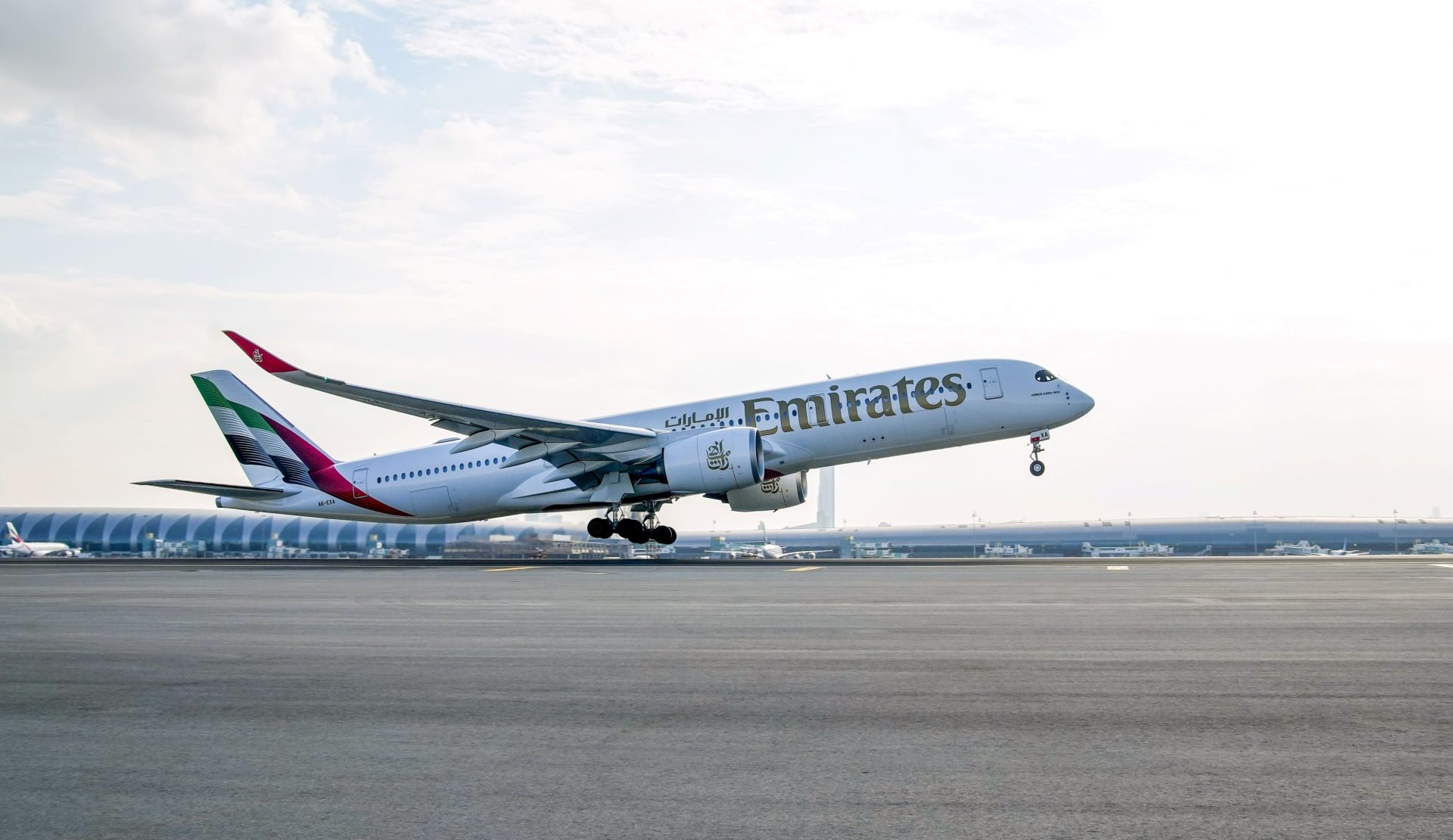 Emirates A350 flies to Edinburgh - TTR Weekly